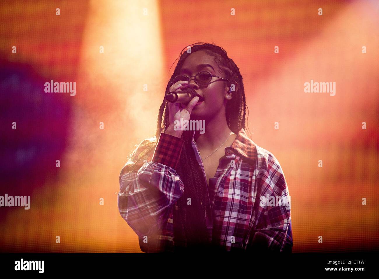 Singer h e r hi-res stock photography and images - Alamy