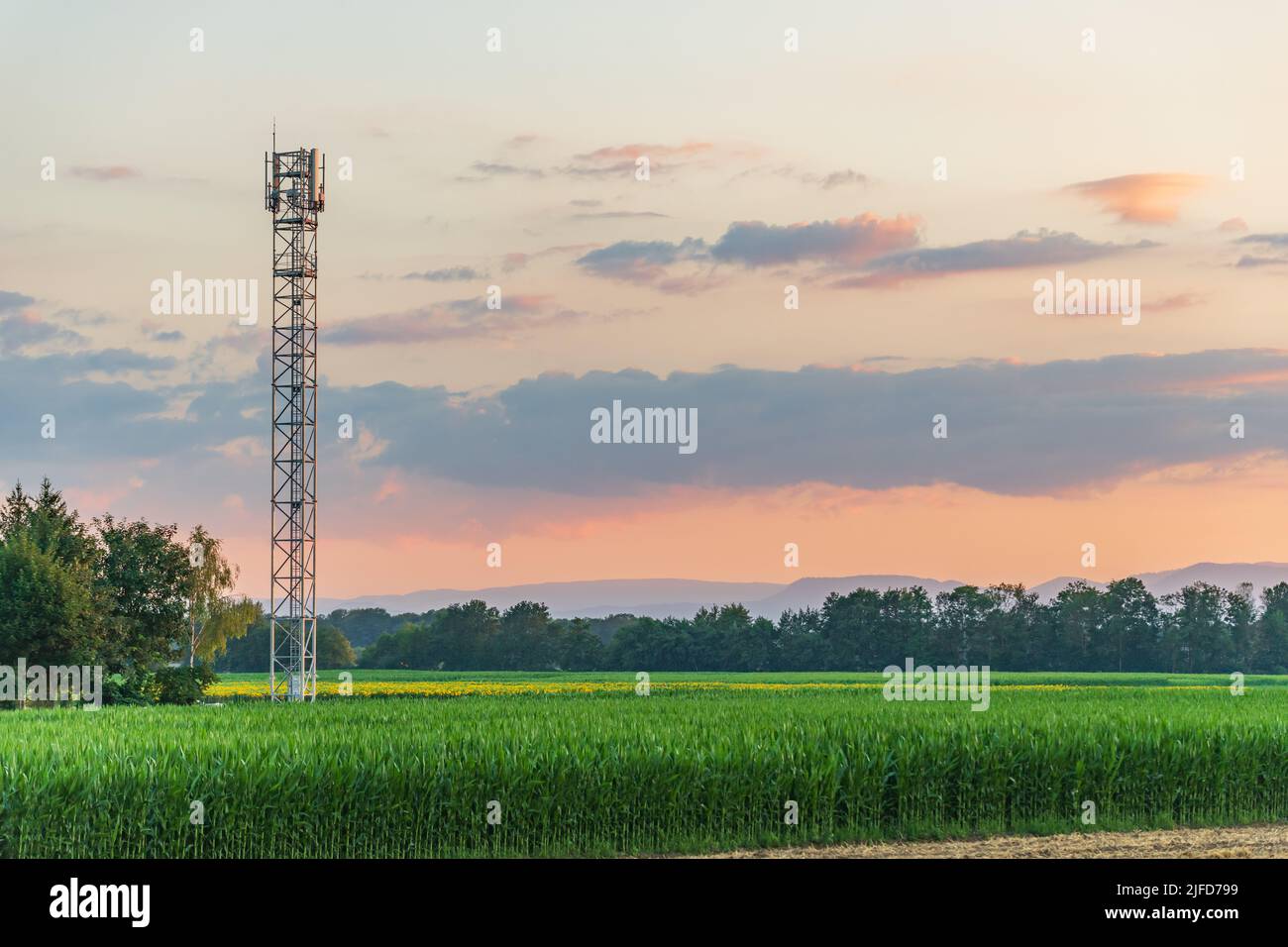 Antenna telecom hi-res stock photography and images - Alamy