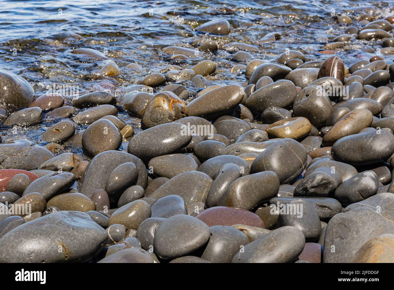 Wet pebbles hi-res stock photography and images - Alamy