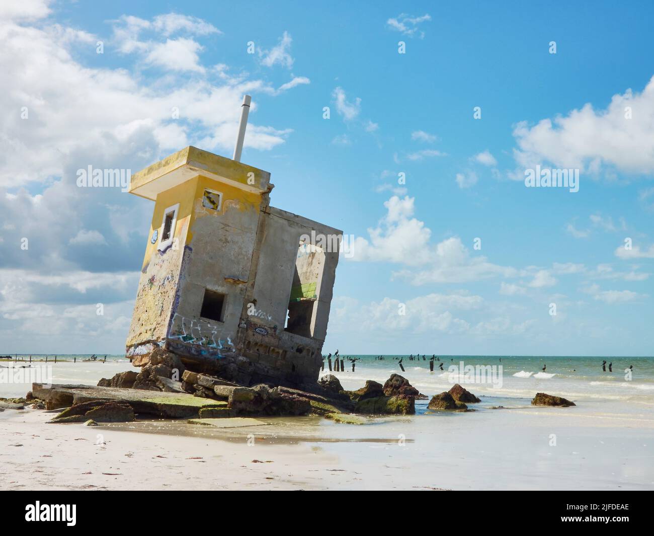 A ruined hut of a paradisiacal and empty beach on a sandy shore Stock ...