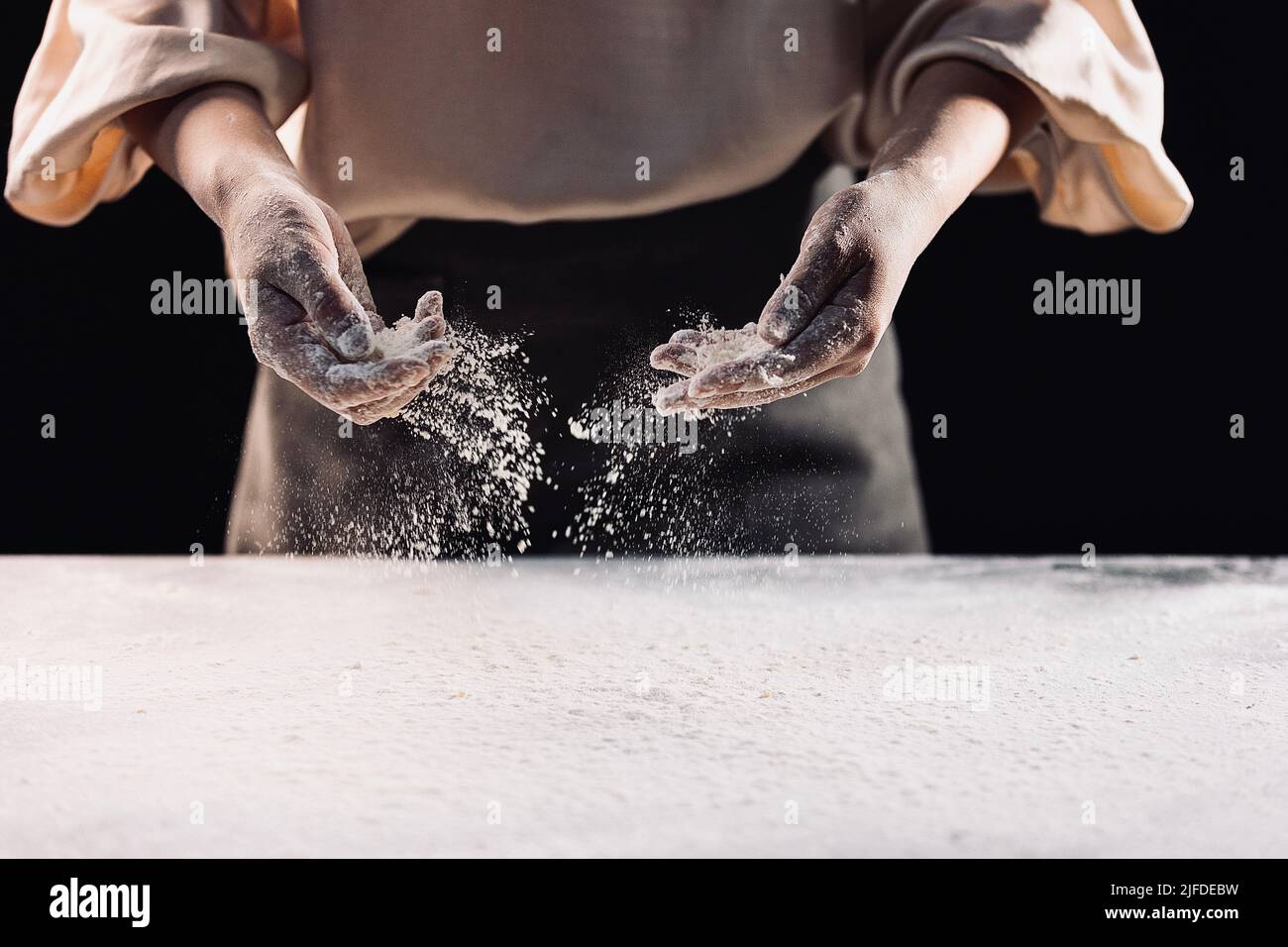 Sprinkle the flour evenly on the kitchen counter, the process of making ...