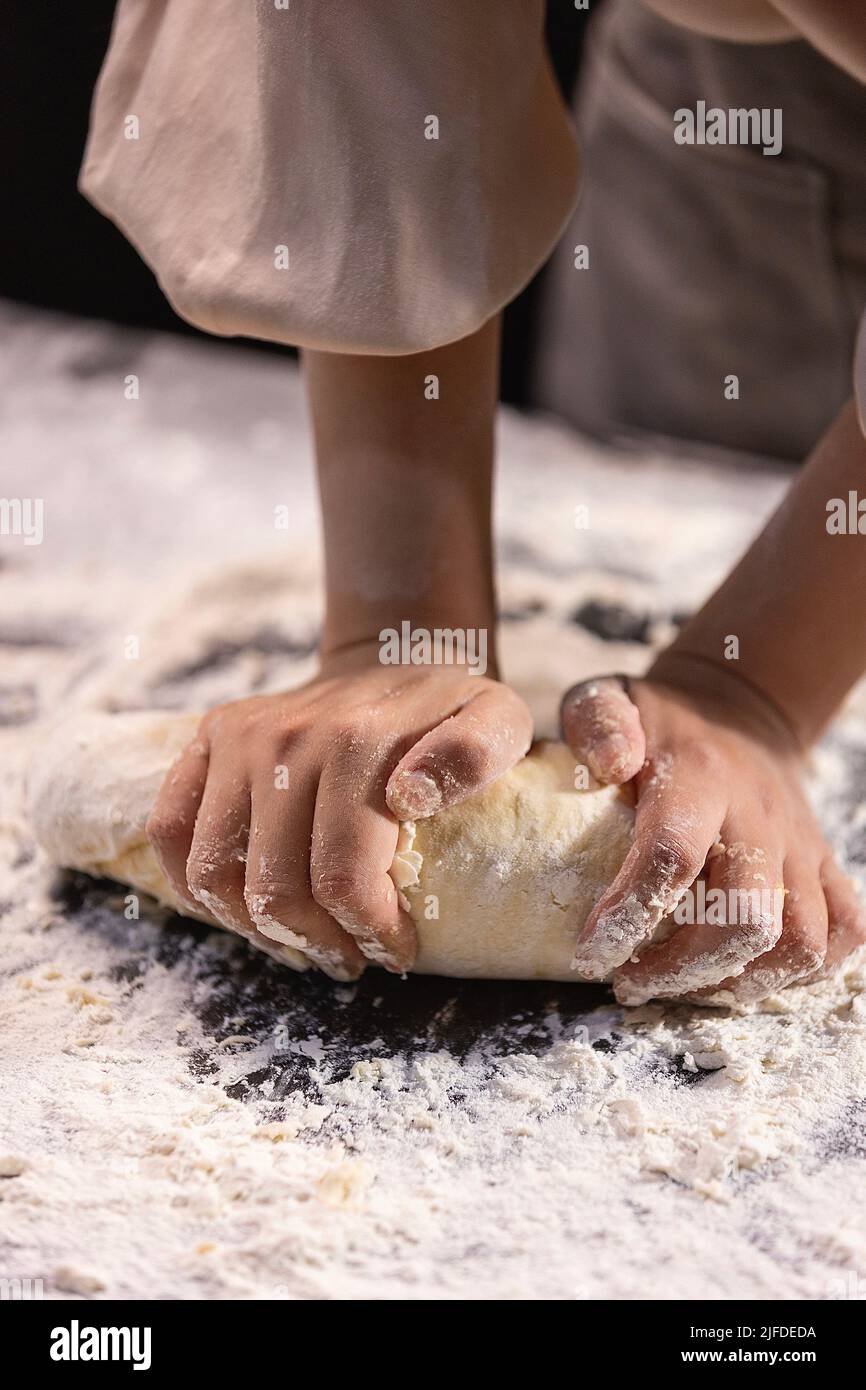 Kneading dough, the traditional Chinese pasta wheaten food making ...