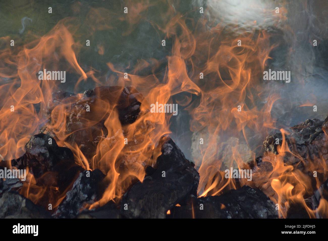 Camp fire logs in pit hi-res stock photography and images - Alamy