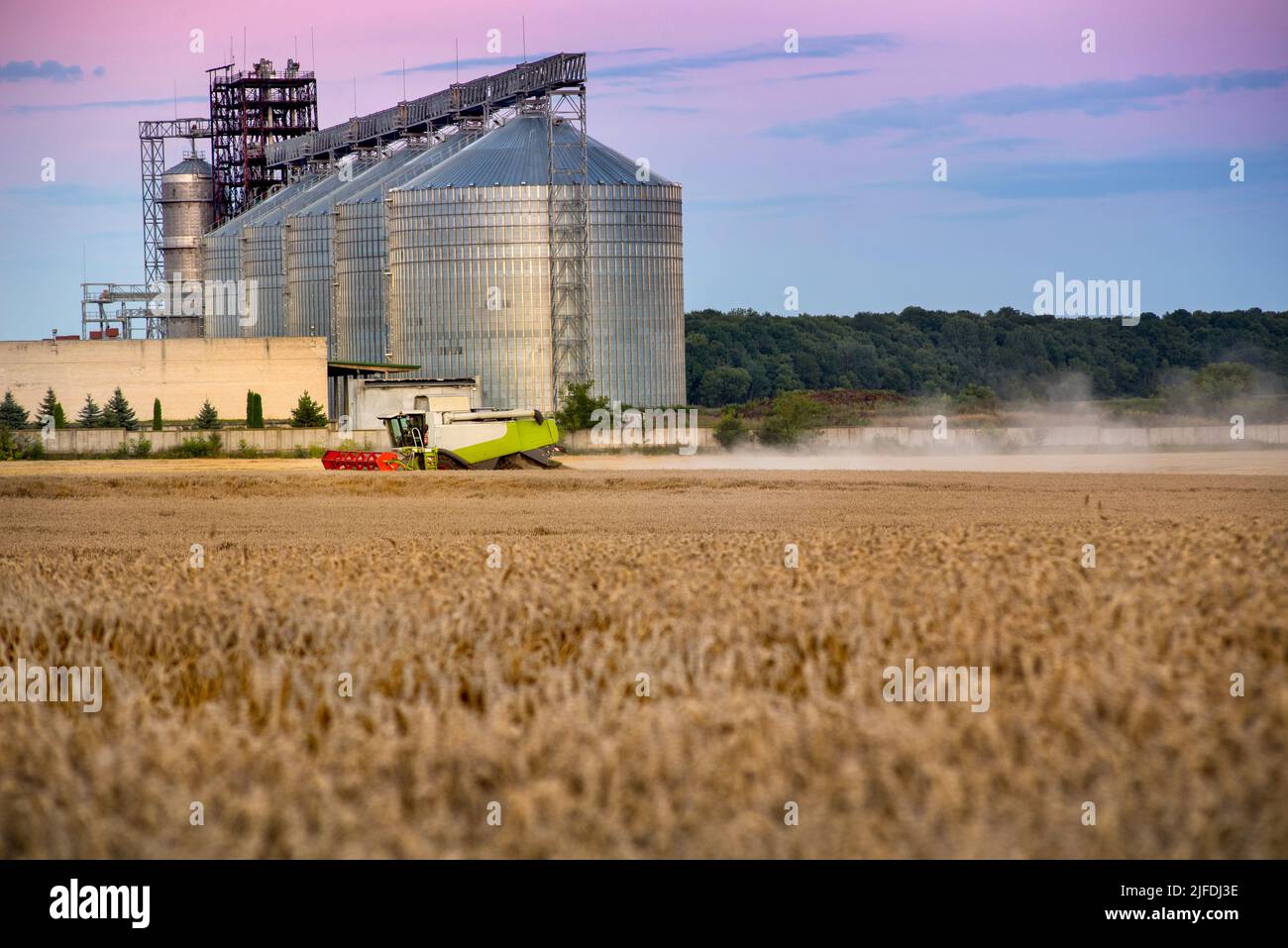 Grain storage tanks hi-res stock photography and images - Alamy