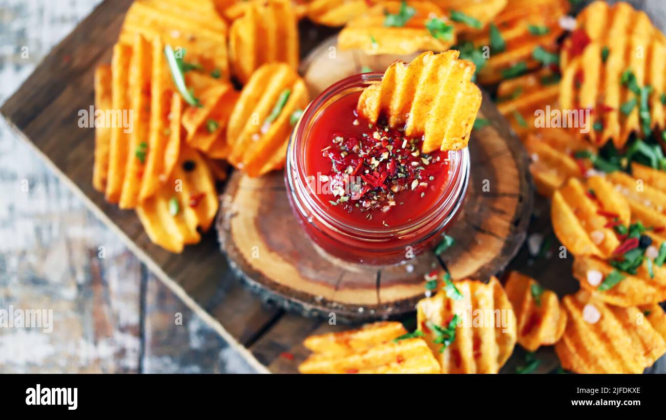 Corrugated chips with spices and sauce Stock Photo - Alamy