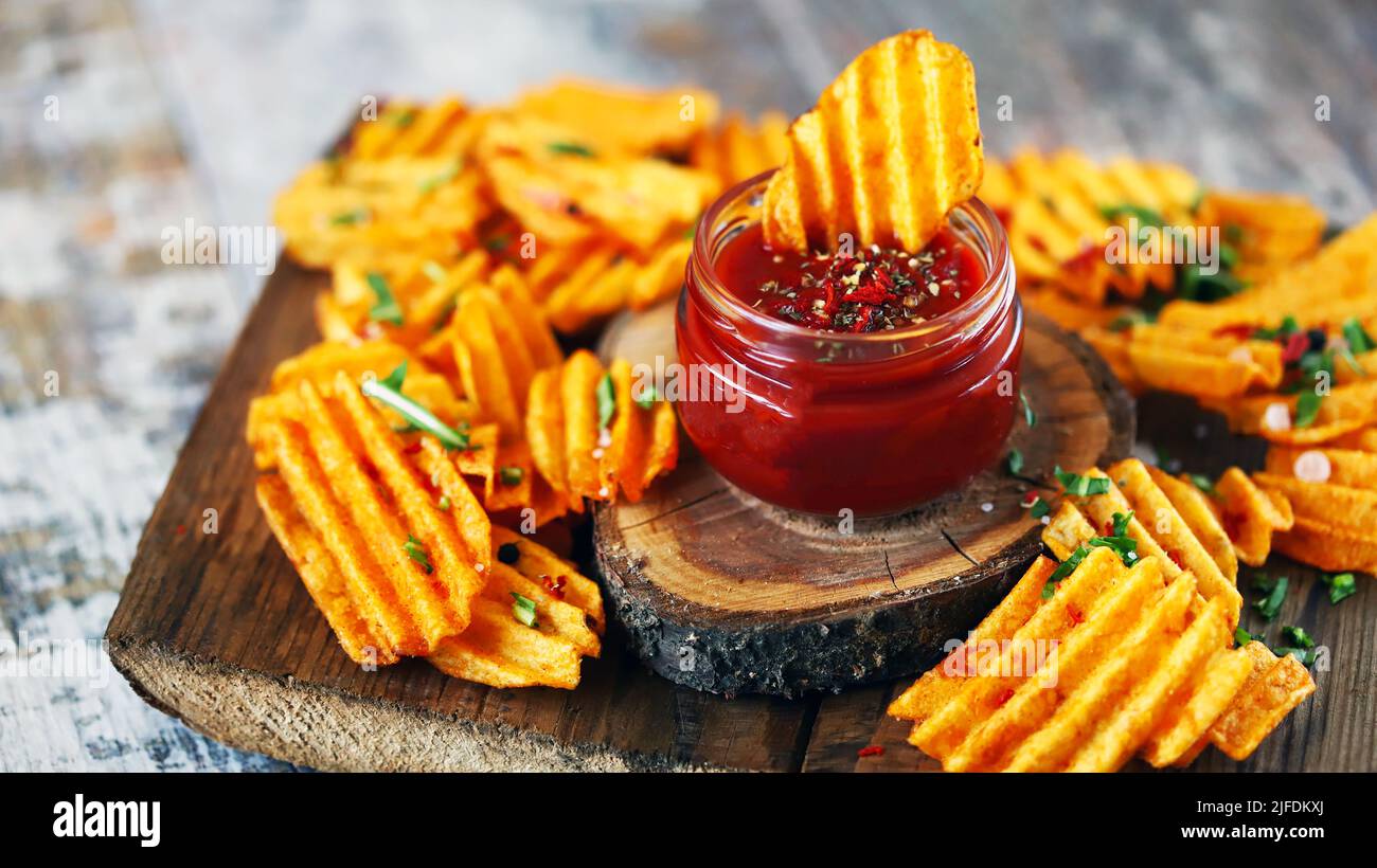 Corrugated chips with spices and sauce Stock Photo - Alamy