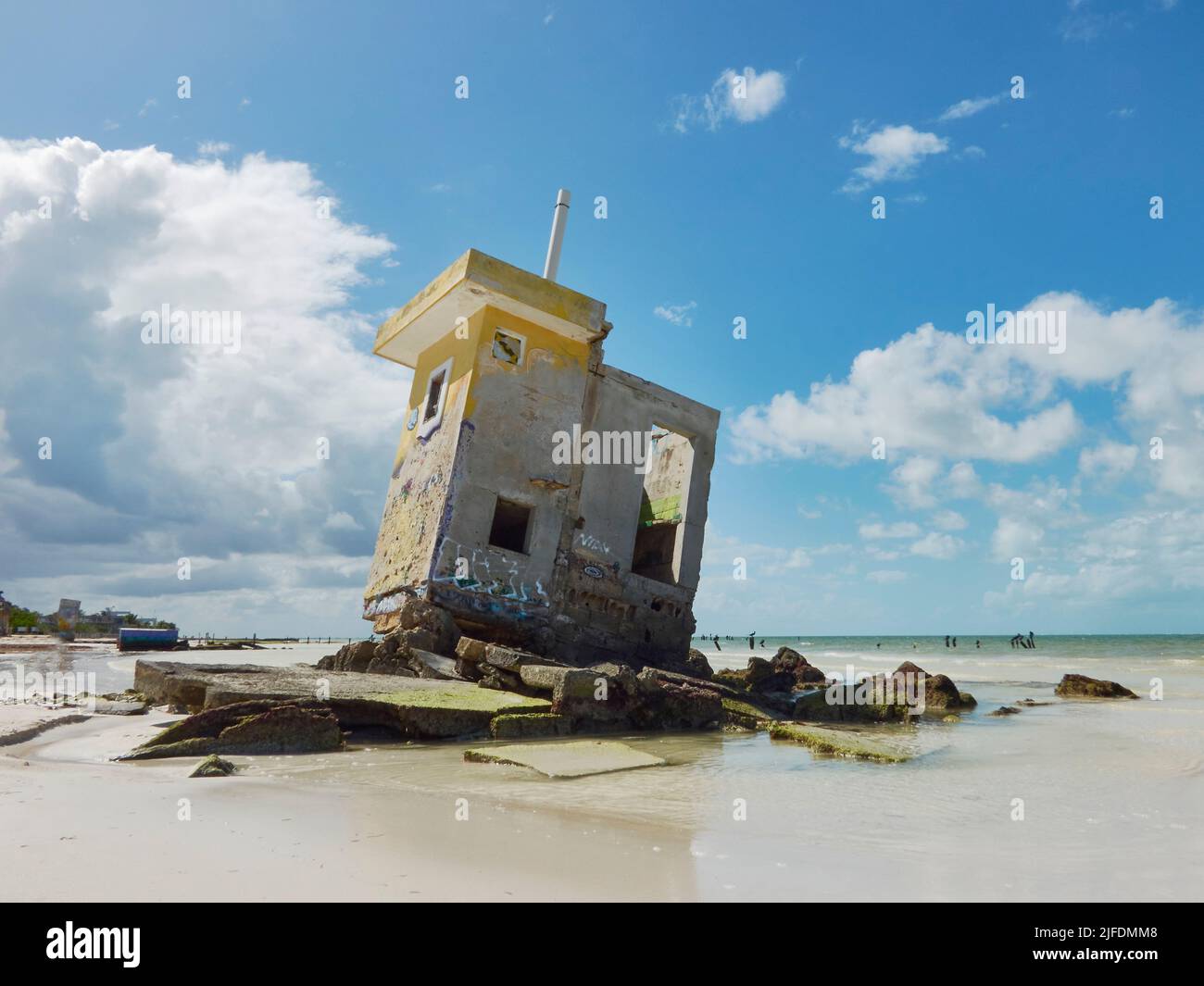 ruined hut of a paradisiacal and lonely beach Stock Photo - Alamy