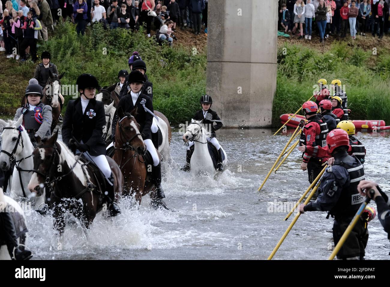Galashiels, UK. 02 Jul.2022. Making a splash as mounted supporters ...