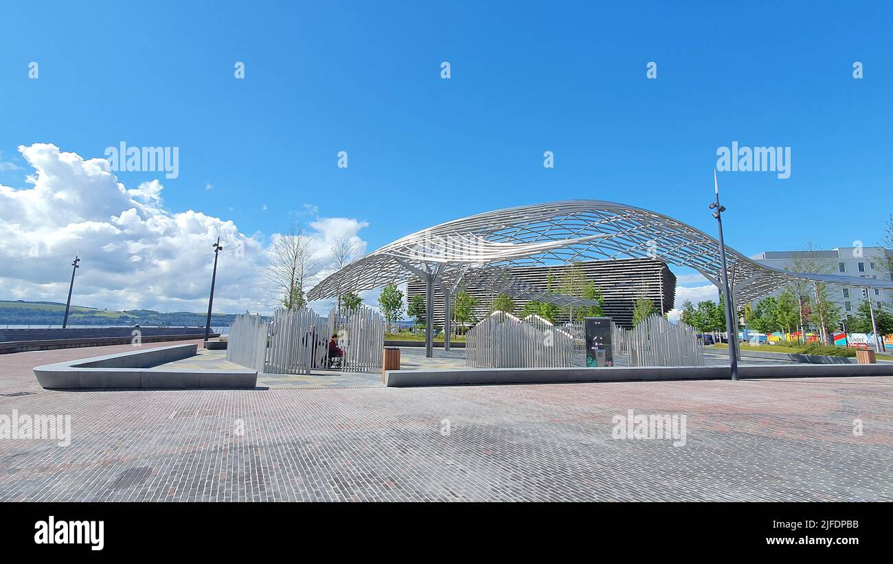 Dundee whale sculpture hi-res stock photography and images - Alamy