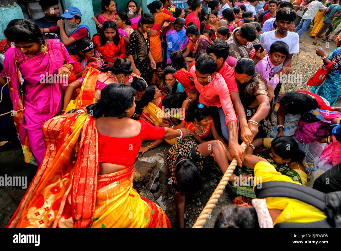 Habibpur, India. 01st July, 2022. People pull a Chariot of Lord ...