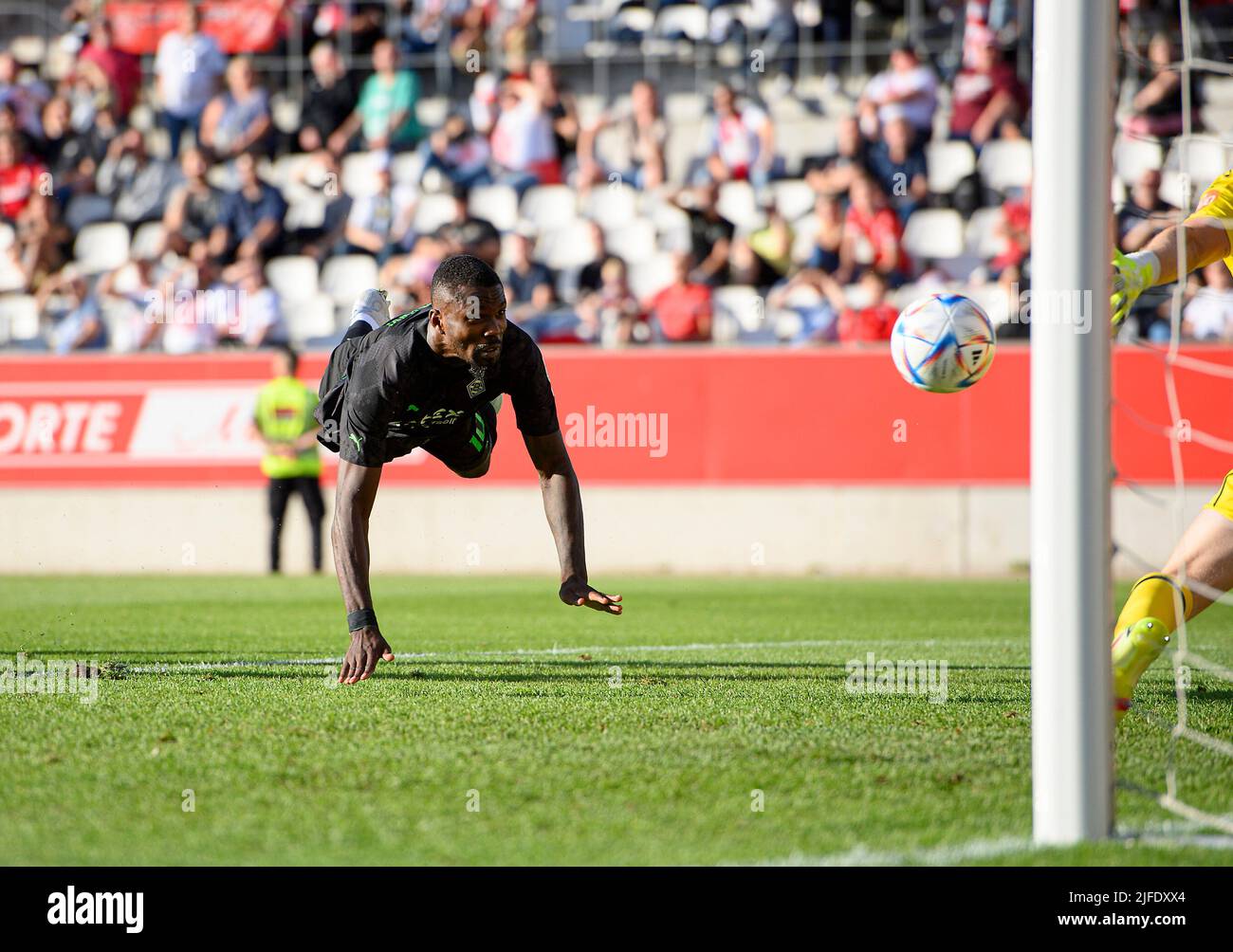 Diving header goal hi-res stock photography and images - Alamy