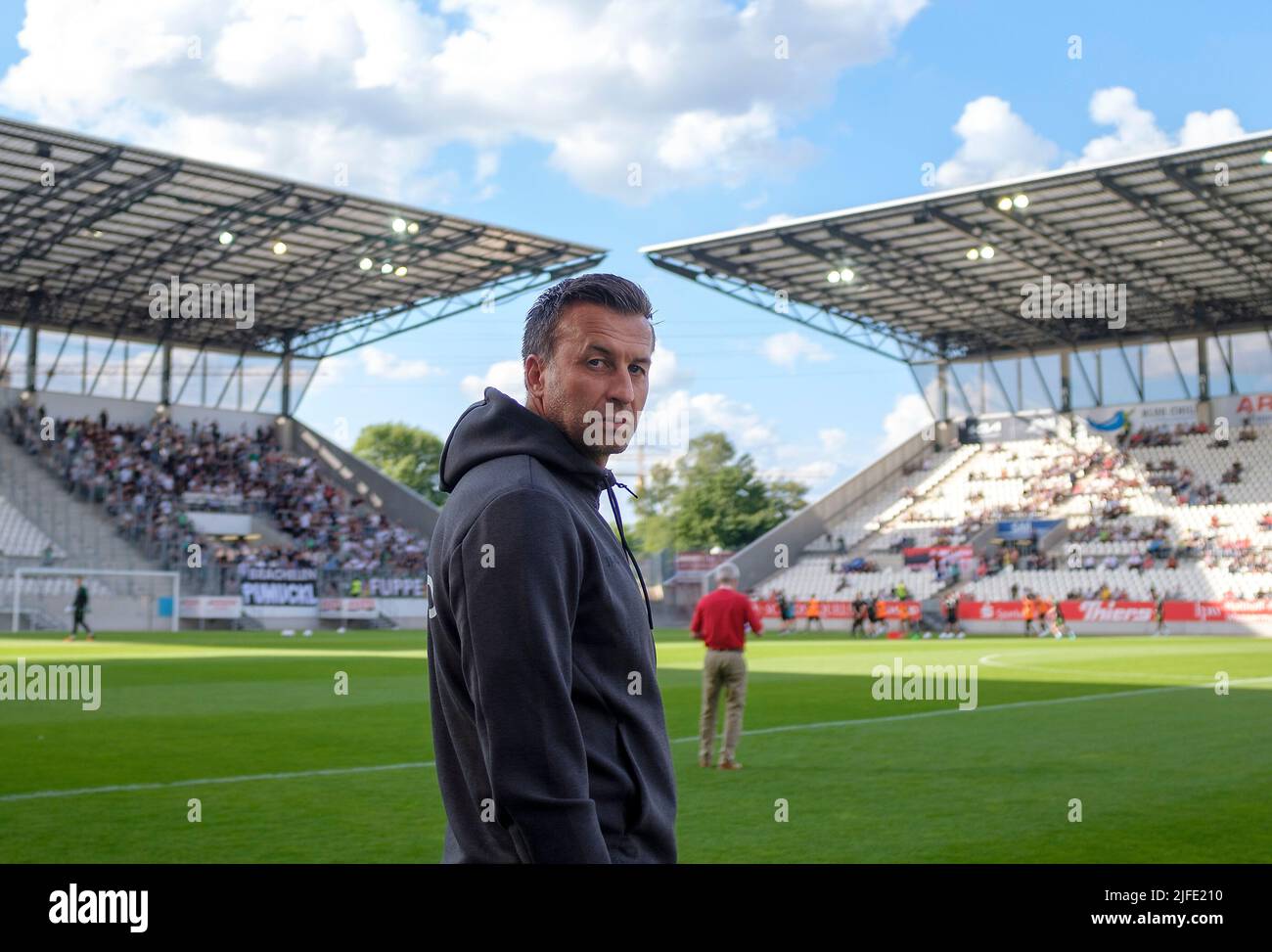 coach Christoph DABROWSKI (E) in the stadium on Hafenstrasse, football ...
