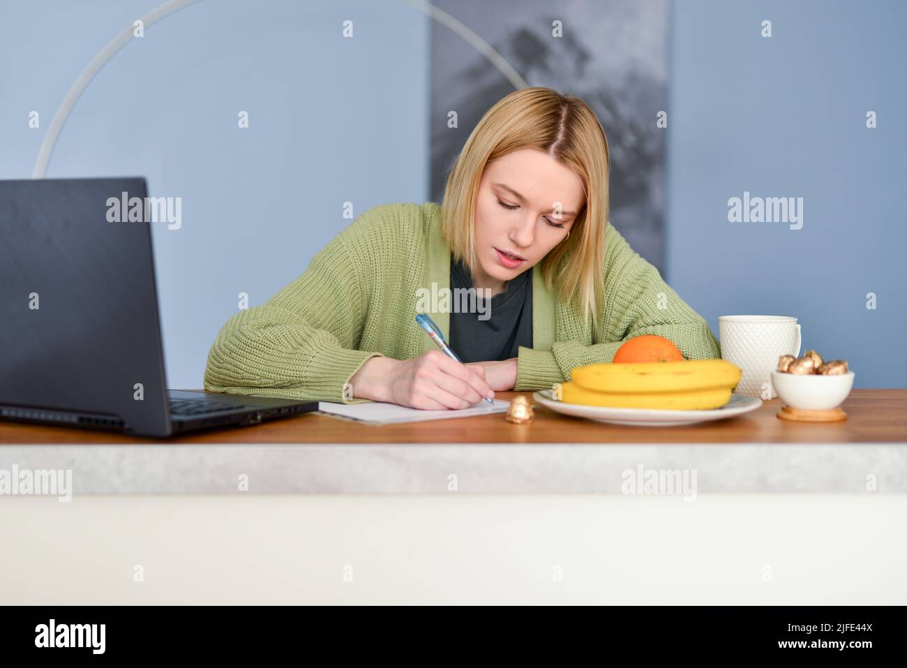Table takes notes hi-res stock photography and images - Alamy