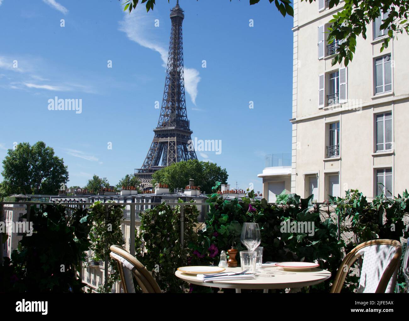the Eiffel Tower a table and two chair Stock Photo - Alamy