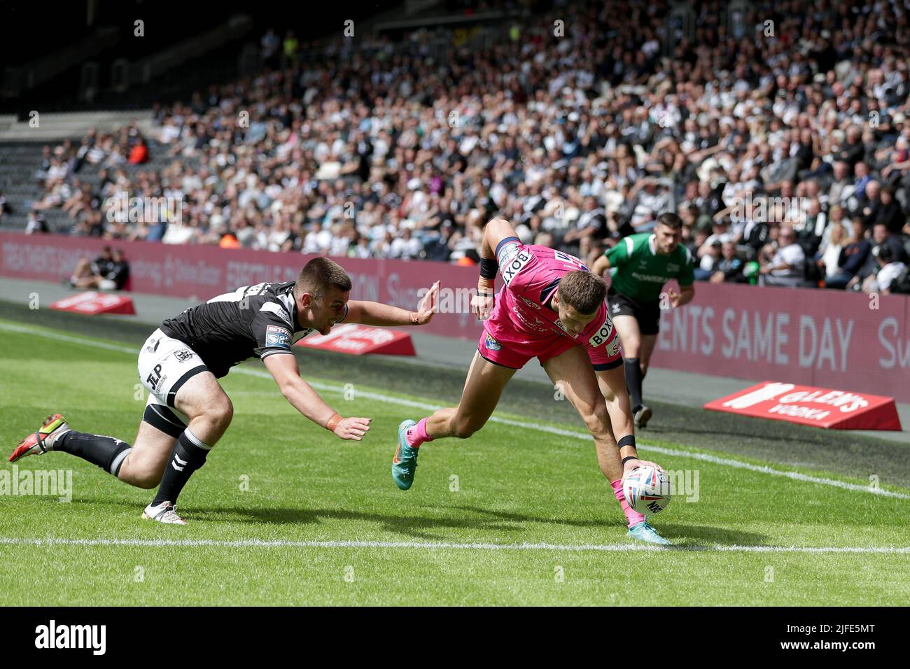 Leeds Rhino's Ash Handley scores the 2nd try during the Betfred Super ...