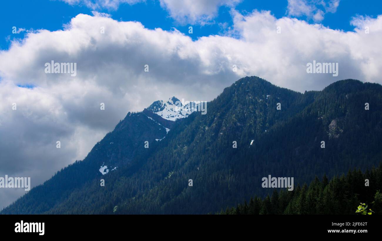Snow topped mountains in the Cascade Range Stock Photo - Alamy