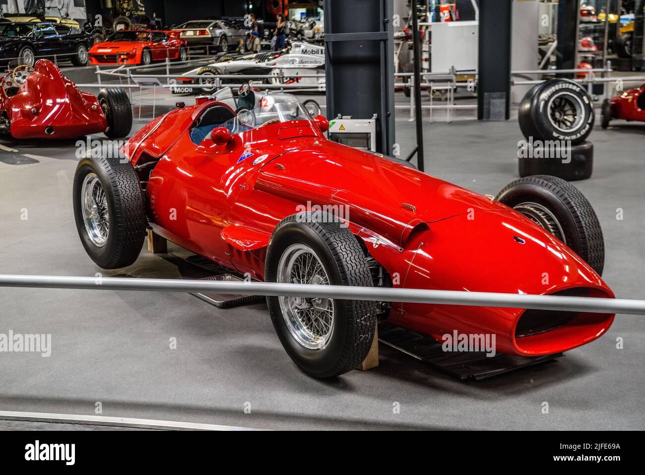 SINSHEIM, GERMANY - MAI 2022: red Maserati 250F 1956 280ps racing car ...