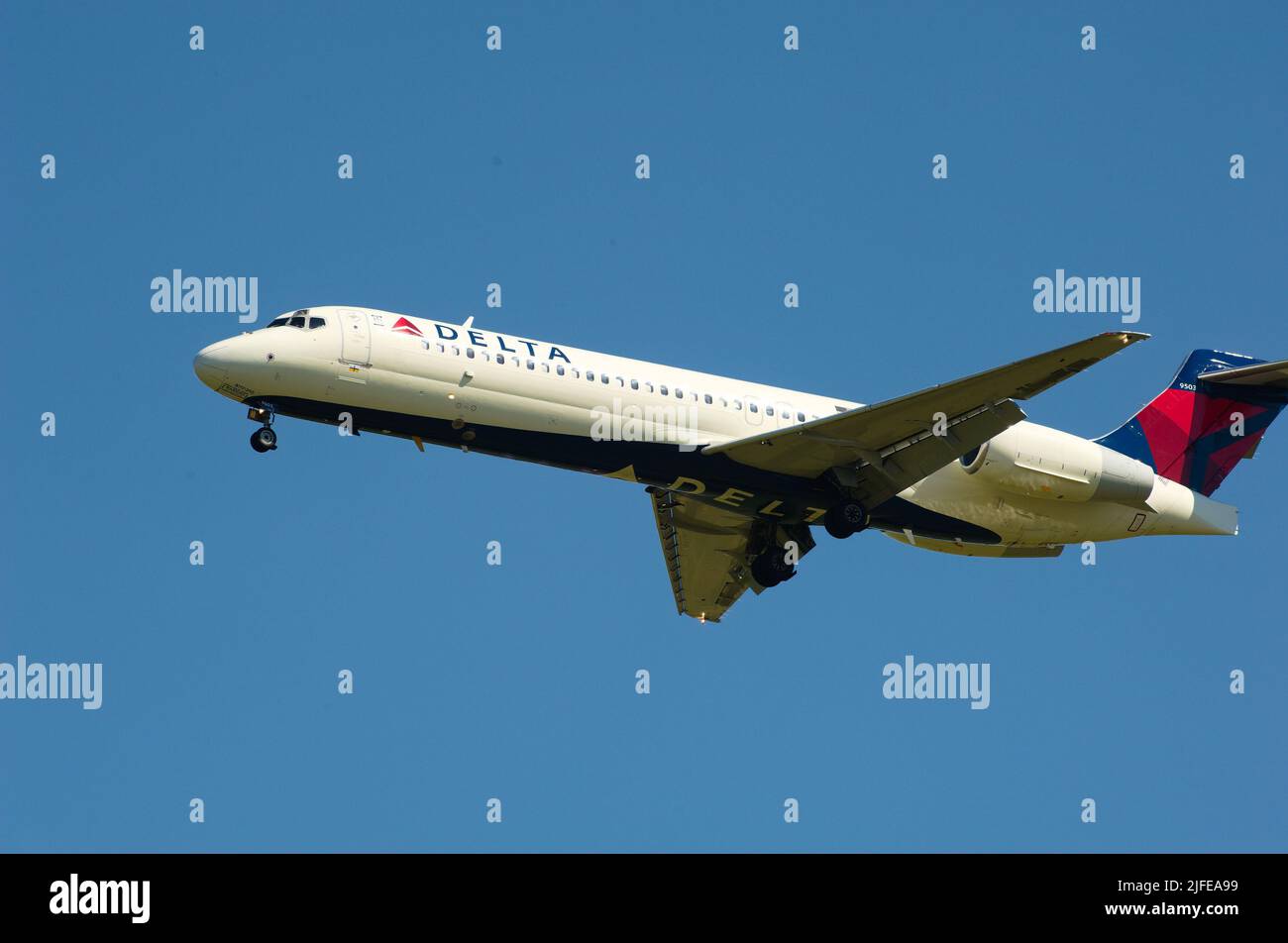 Delta Airlines arriving at Lexington Bluegrass Field in Lexington ...