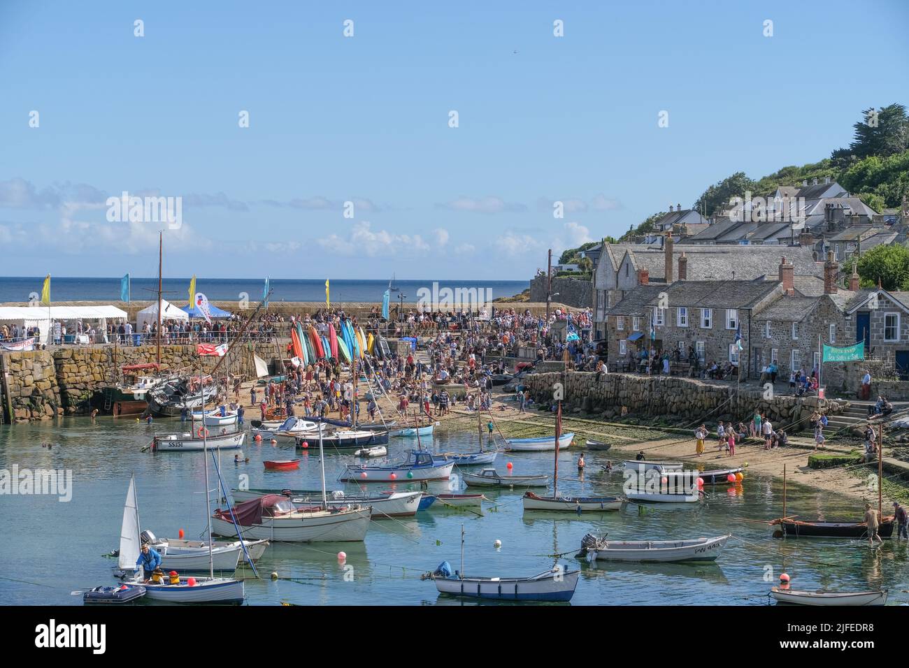 Packed beach uk 2022 hi-res stock photography and images - Alamy