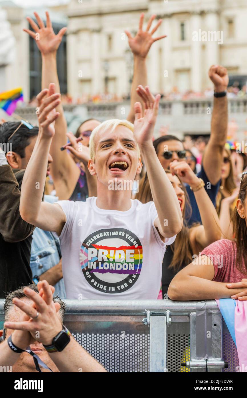 London, UK. 2nd July, 2022. A large crowd watches entertainers in ...