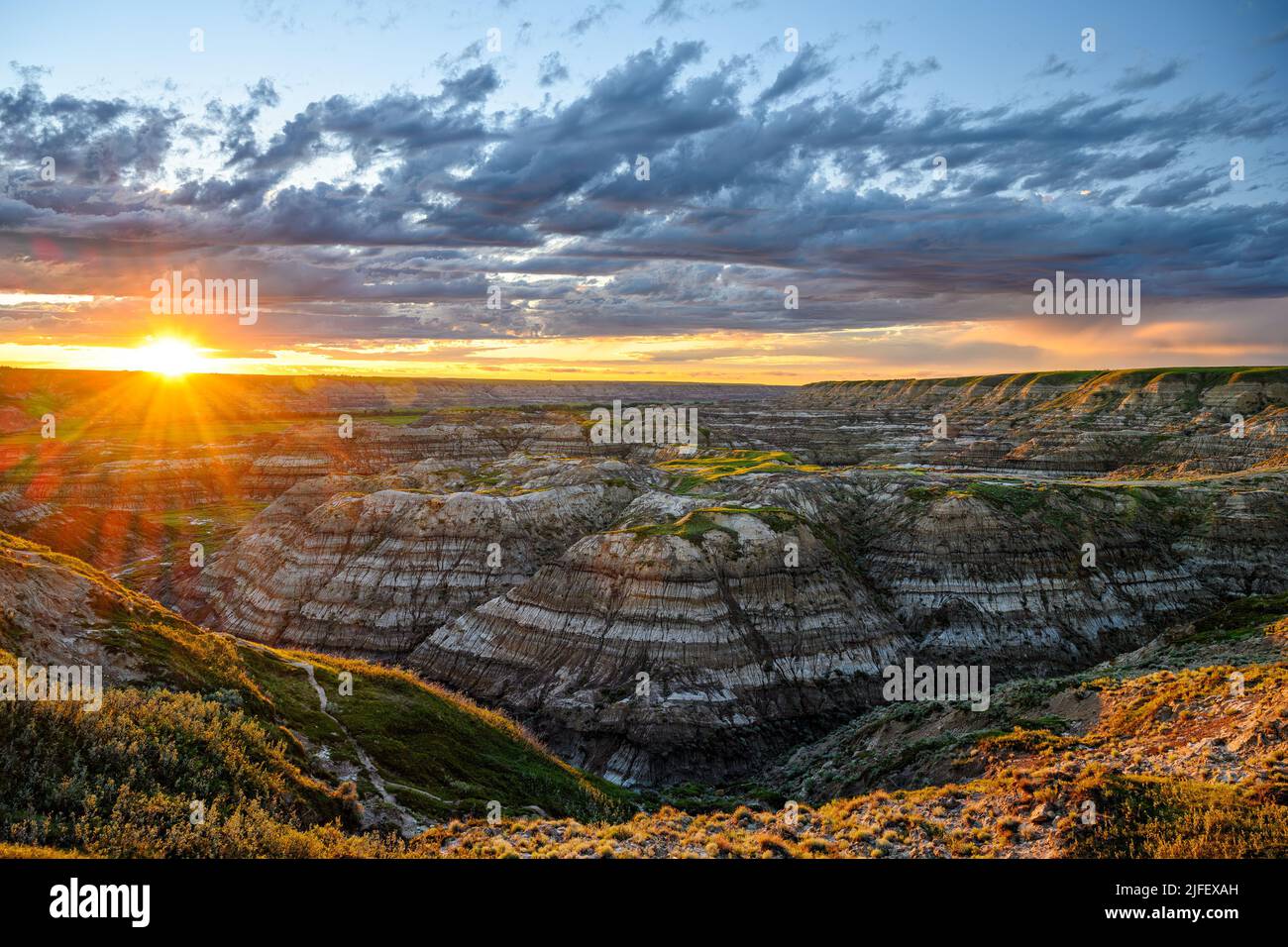 Gorgeous sunset over the Horsethief Canyon in the Red Deer River Valley ...