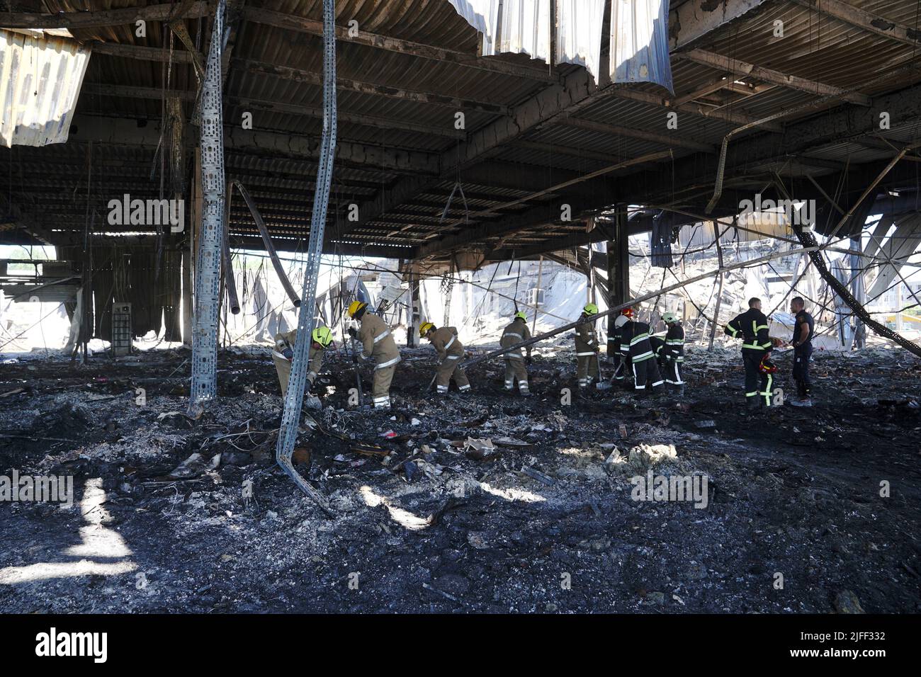 Non Exclusive: KREMENCHUK, UKRAINE - JUNE 28, 2022 - Rescuers clear ...