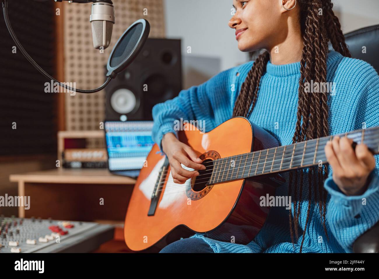 Beautiful singer dreadlocks hi-res stock photography and images - Alamy