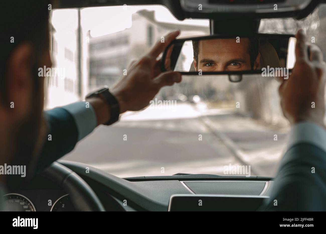 Back of head in mirror hi-res stock photography and images - Alamy