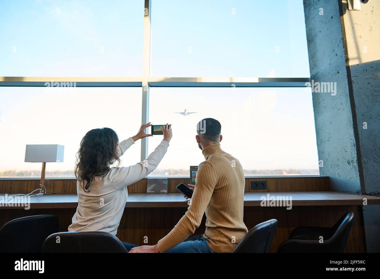 Departures lounge couple hi-res stock photography and images - Alamy