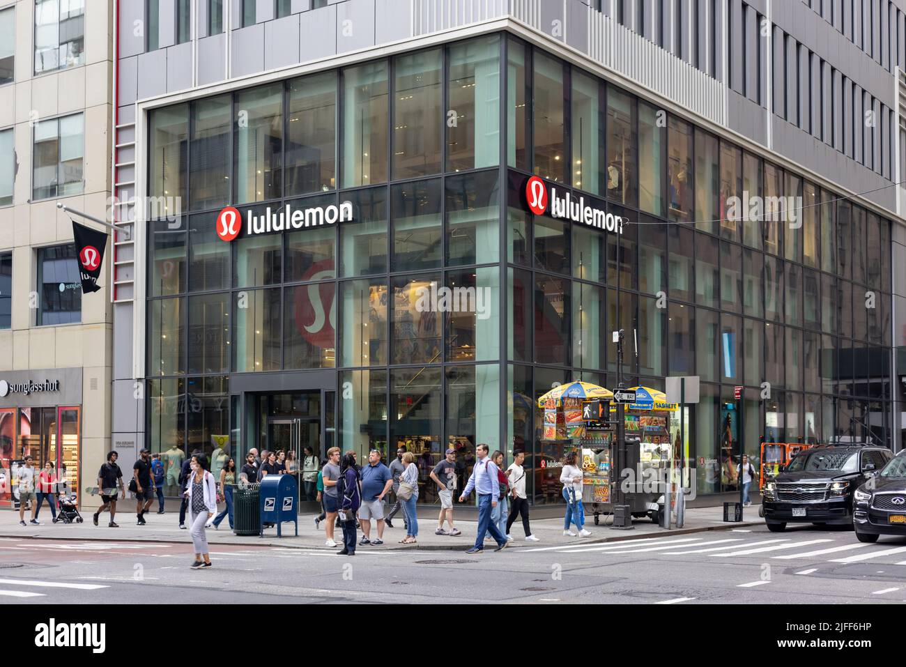 Lululemon and store hi-res stock photography and images - Alamy