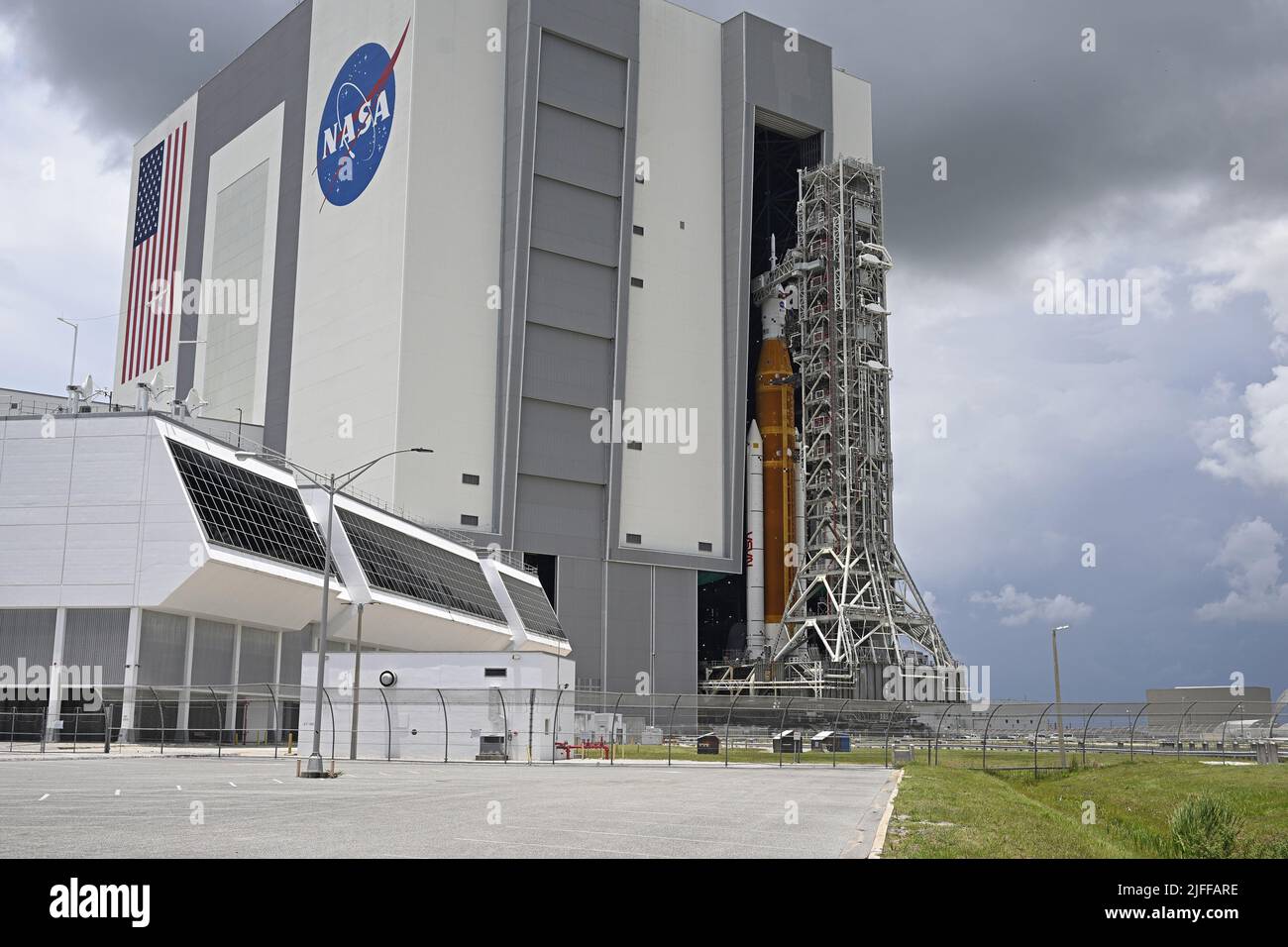 NASA's SLS rocket rolls back to the Vehicle Assembly Building at the ...