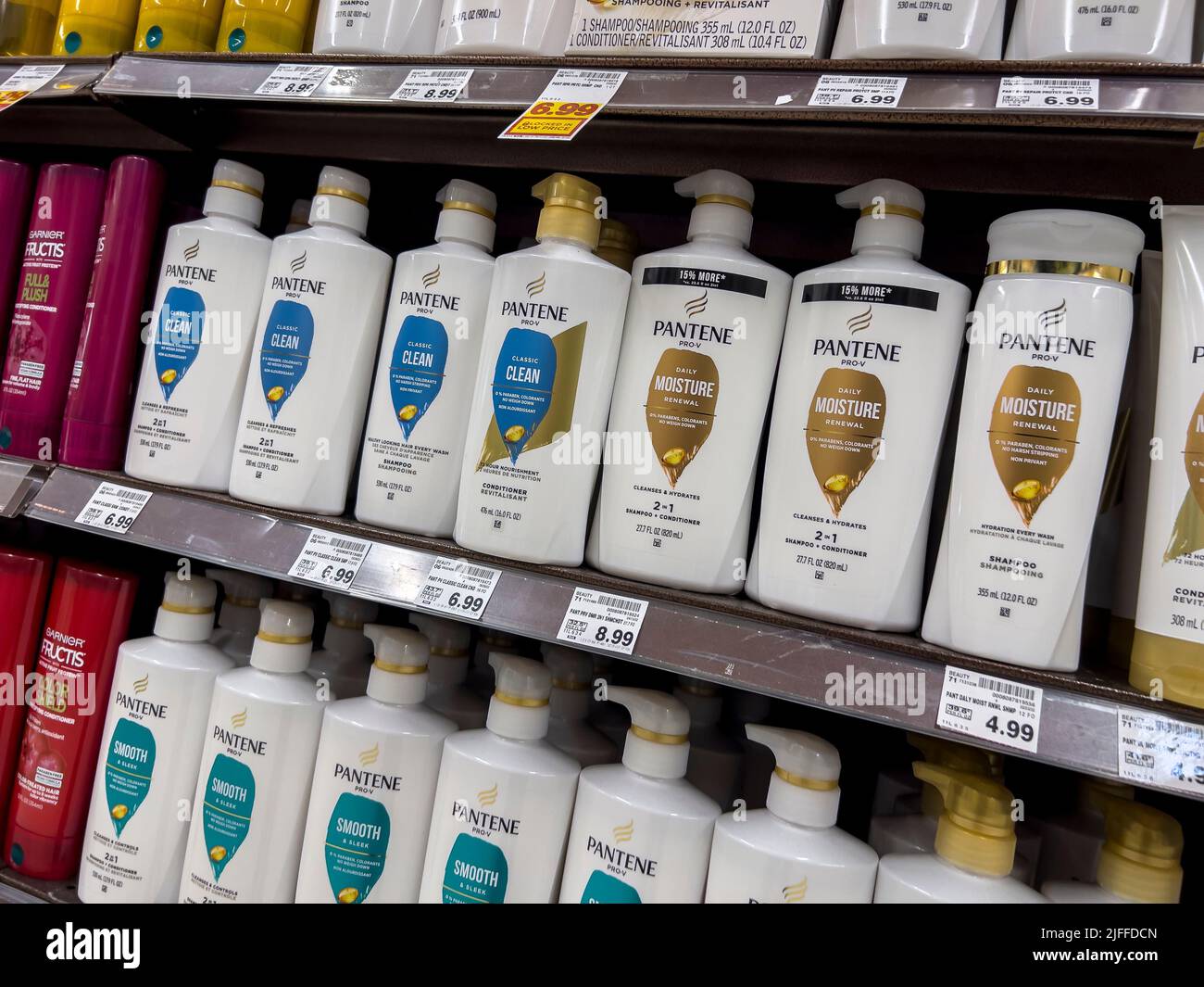 Grocery store shelf shampoo hi-res stock photography and images - Alamy