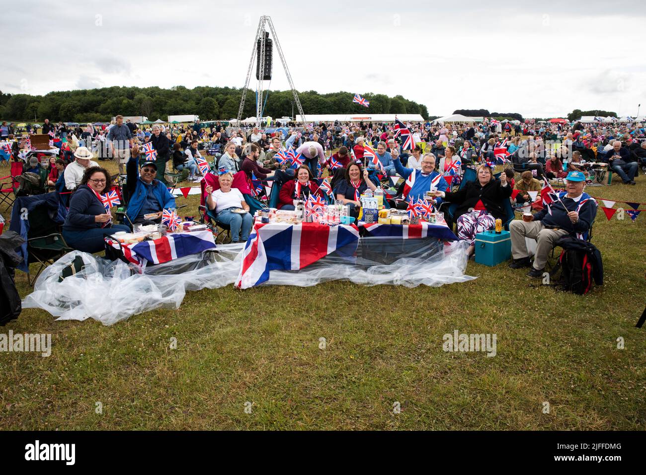 Woodstock, Oxfordshire, UK. 2nd July 2022. Large group of concert fans ...