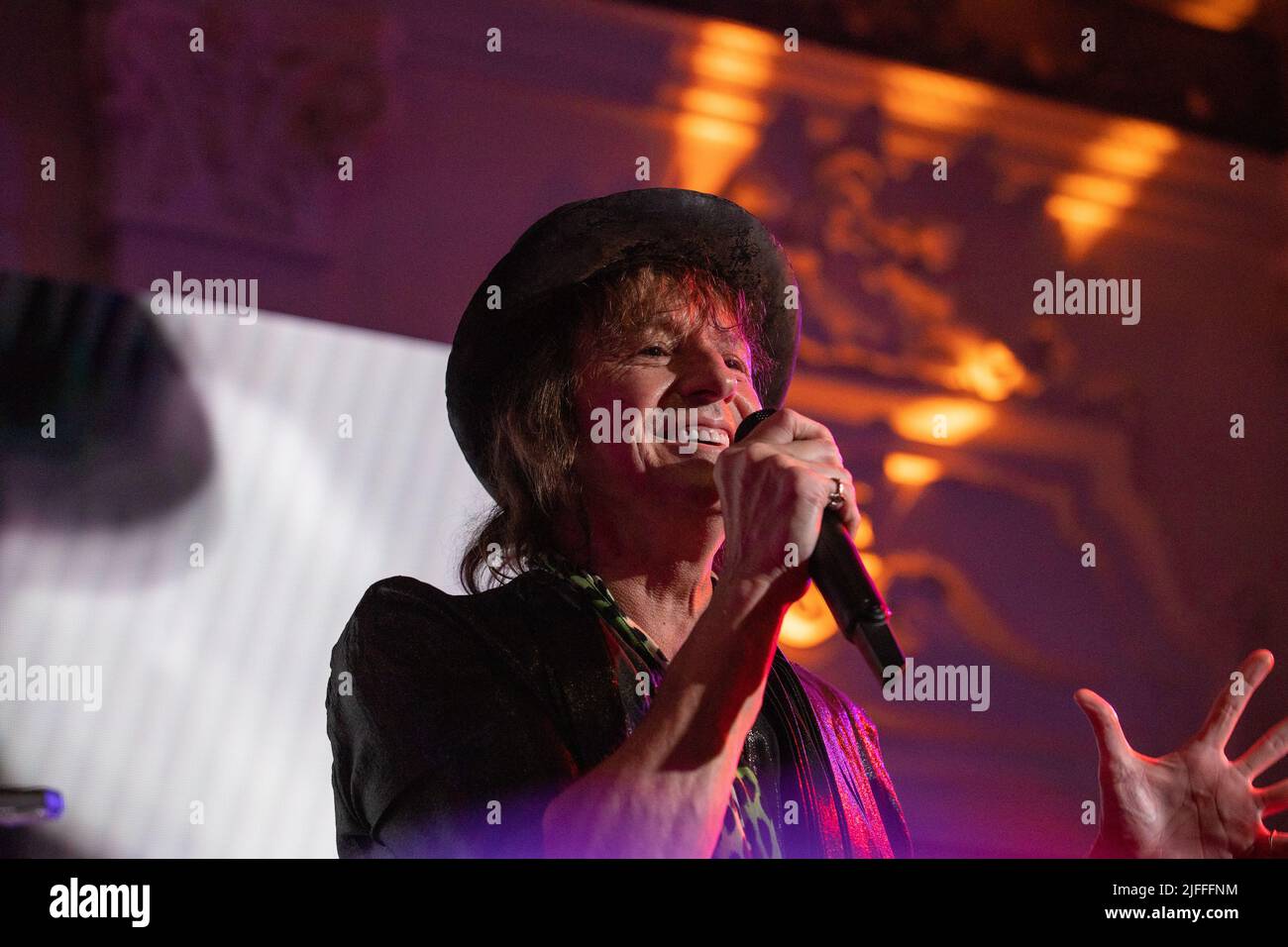 Richie Sambora performs a special intimate show for fans at London's ...