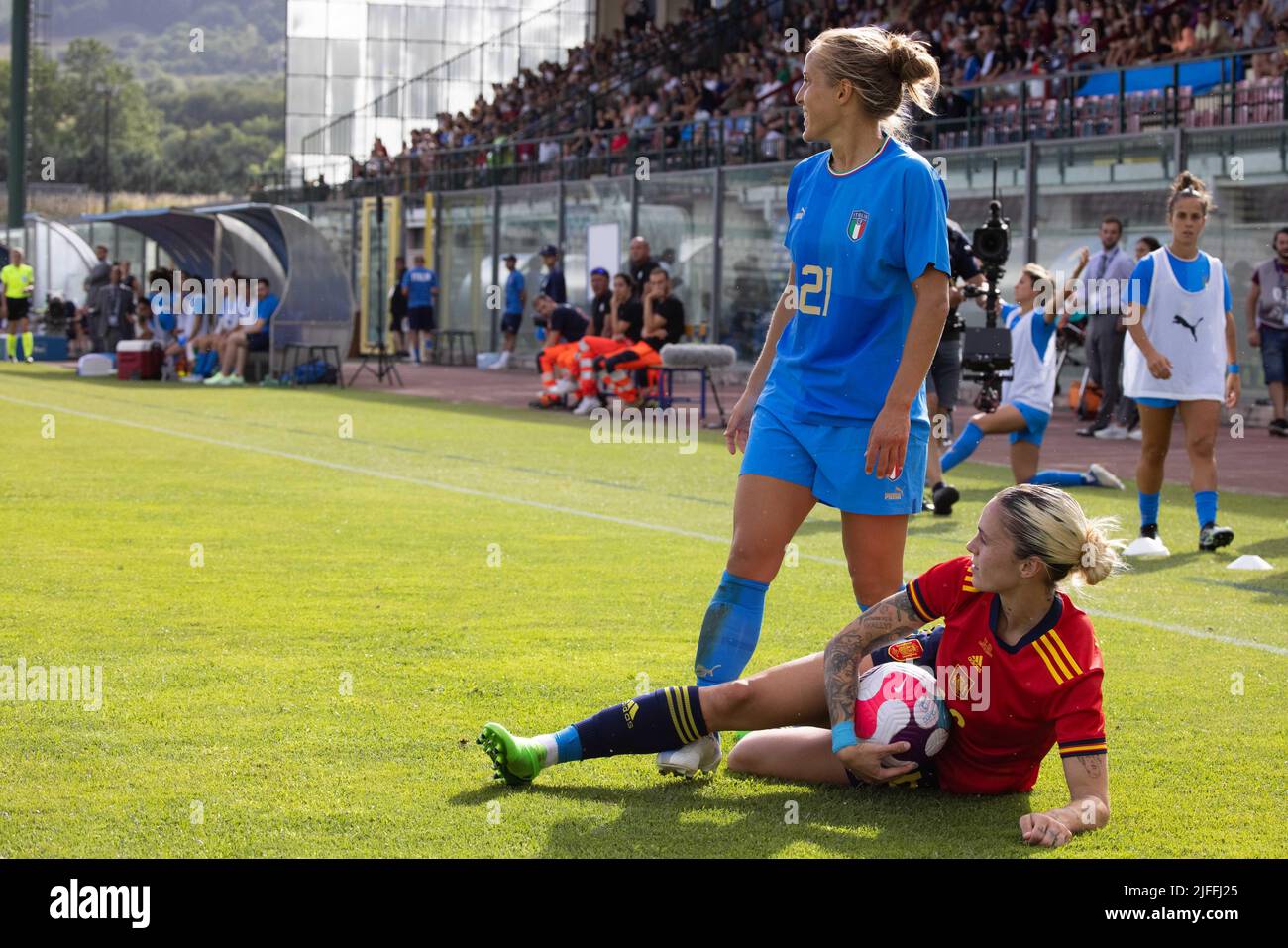Valentina Cernoia of Italy and Maria Pilar Leon Cebrian of Spain ...