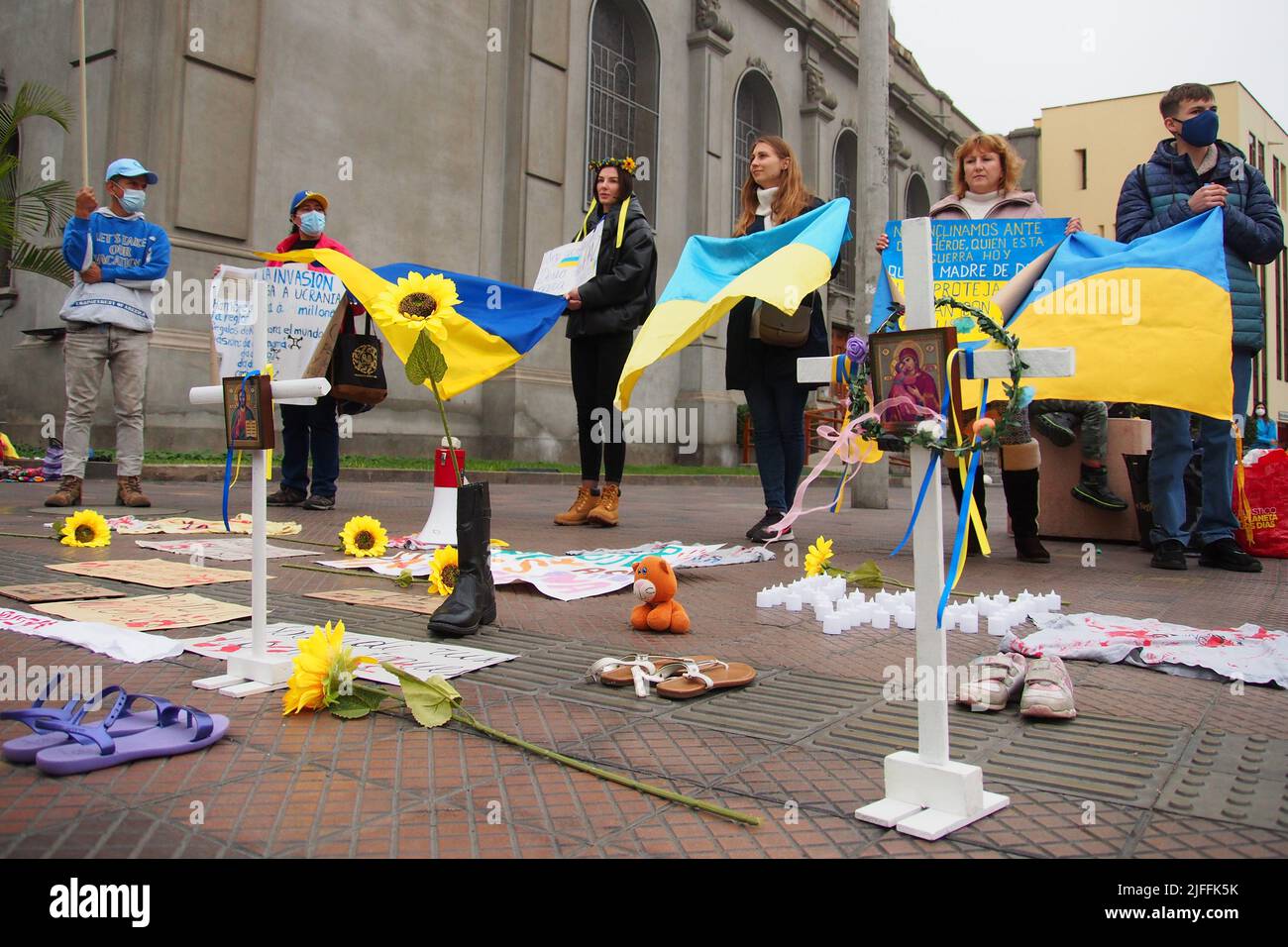 Ukrainian residents in Peru and sympathizers protest in the Lima ...