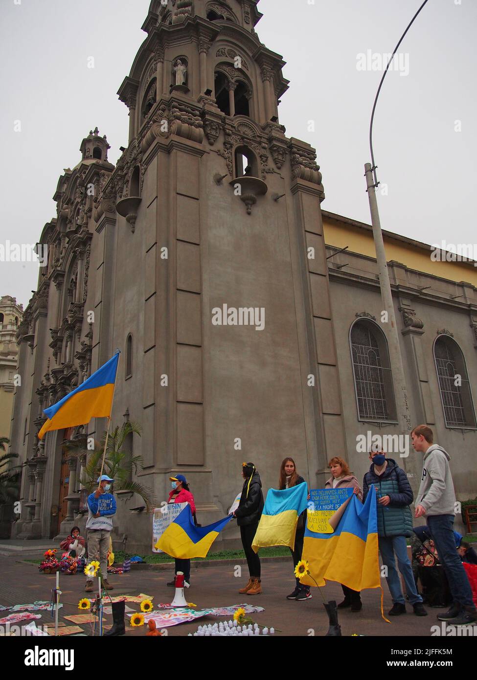 Ukrainian residents in Peru and sympathizers protest in the Lima ...