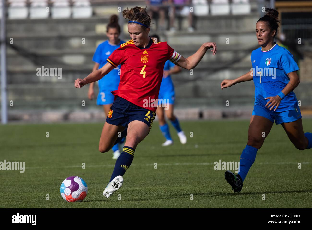 Irene Paredes Hernandez of Spain and Flaminia Simonetti of Italy ...