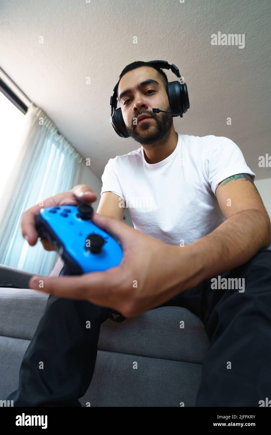 Man gamer hi-res stock photography and images - Alamy