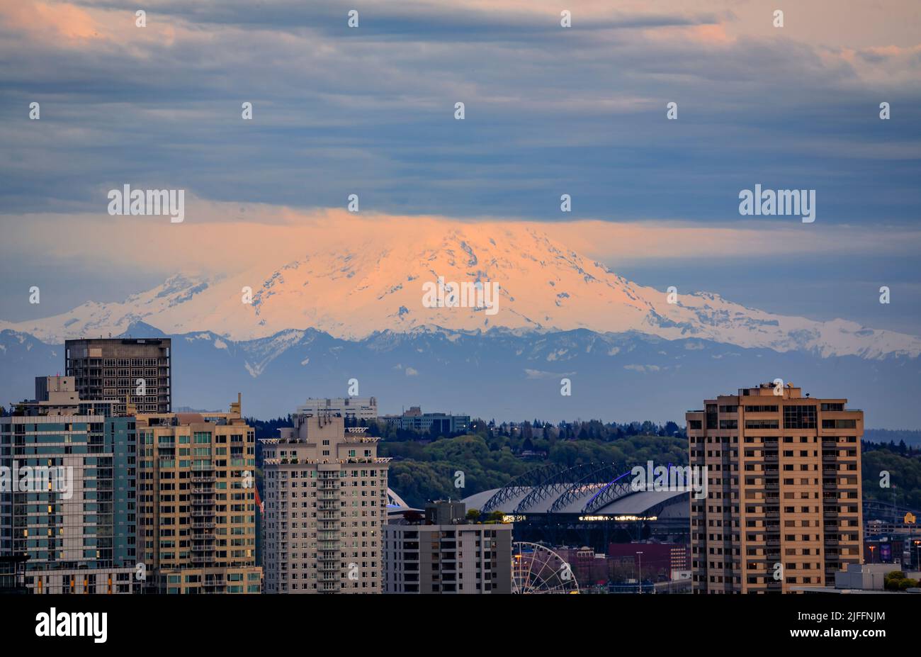 Seattle downtown mount rainier hi-res stock photography and images - Alamy