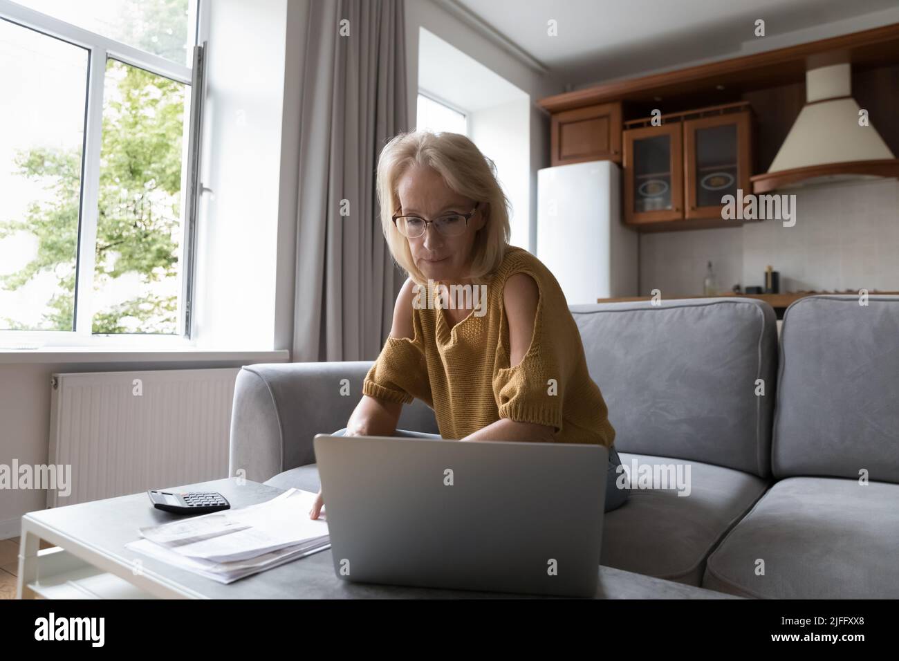 Accounting invoice hi-res stock photography and images - Alamy