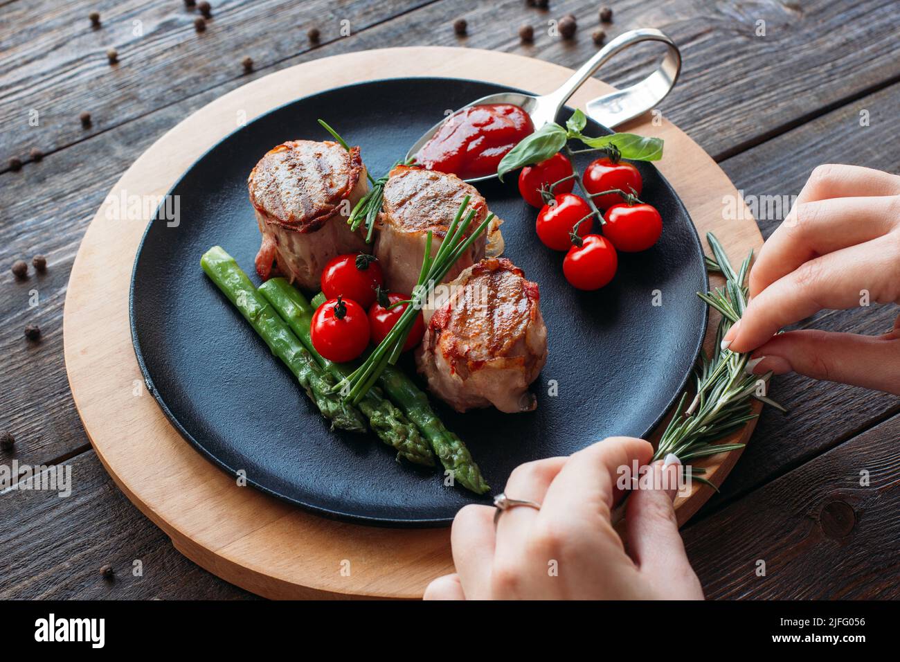 Kitchen chef decorating plate hi-res stock photography and images - Alamy