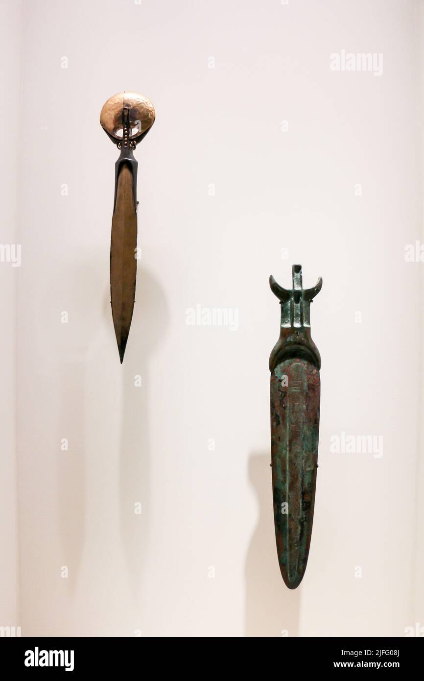 MUCEM : Pharaohs Super Stars - Left : KAMOSES's dagger,right : AHMOSIS ...
