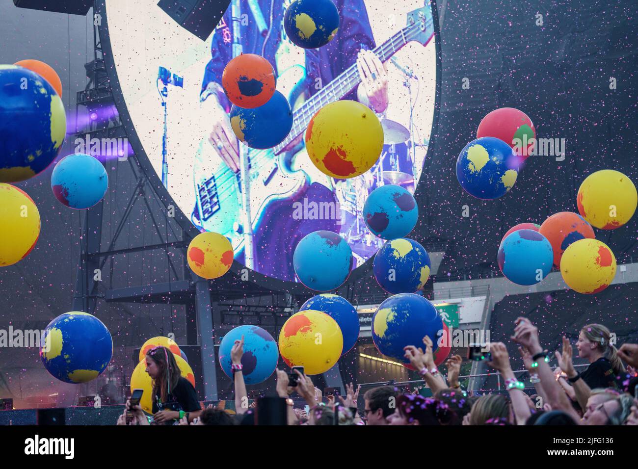 02 July 2022, Hessen, Frankfurt/Main: Oversized balloons fall into the ...