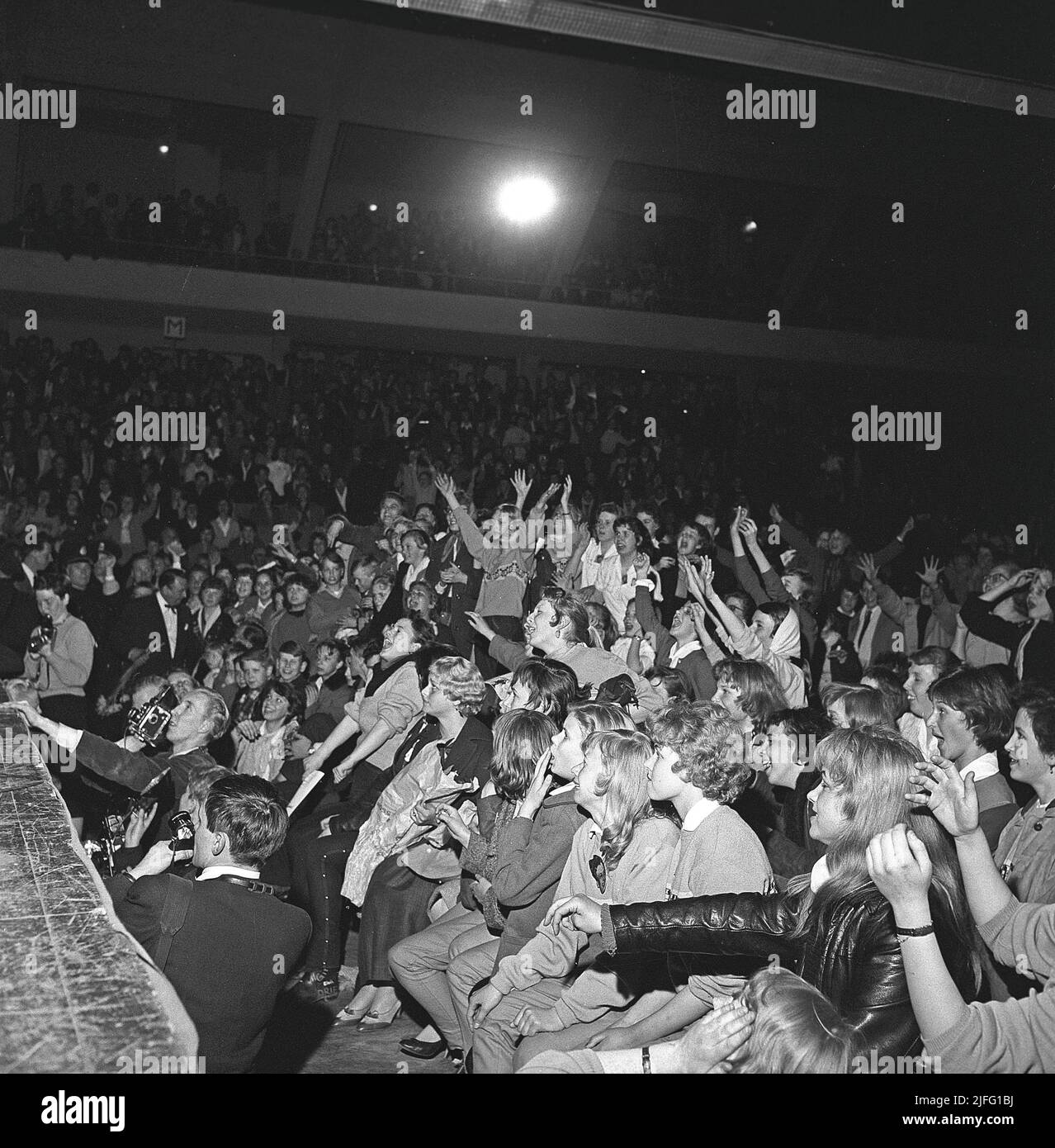 1950s concert audience hi-res stock photography and images - Alamy