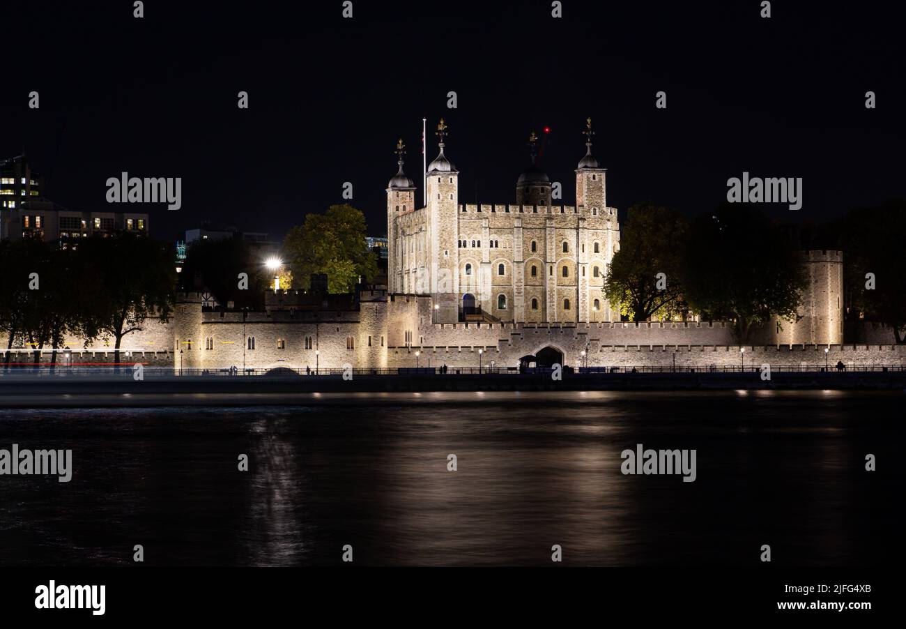 A night view of the stunning White Tower of London Stock Photo - Alamy