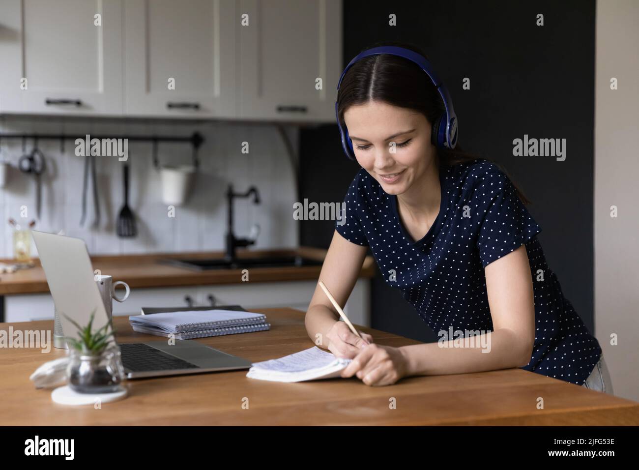 Girl writing notes hi-res stock photography and images - Alamy
