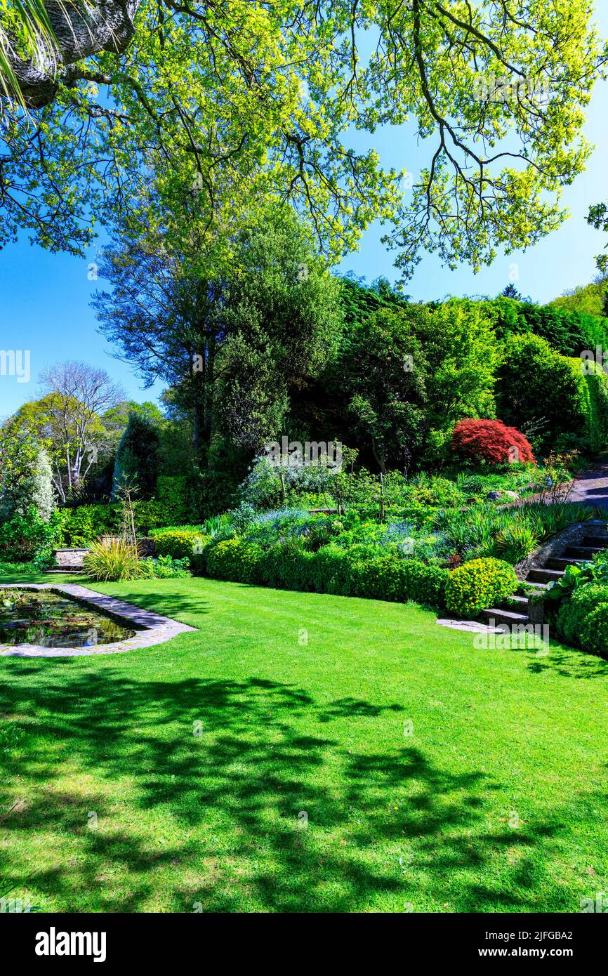 Ornamental pond in english country hi-res stock photography and images ...