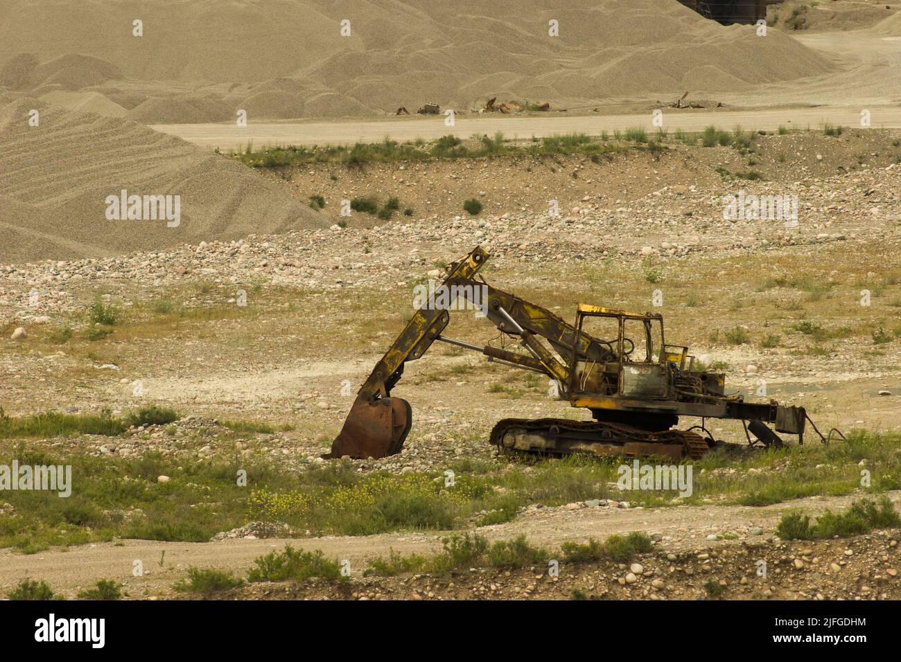 Old damaged excavator for earth moving work Stock Photo - Alamy