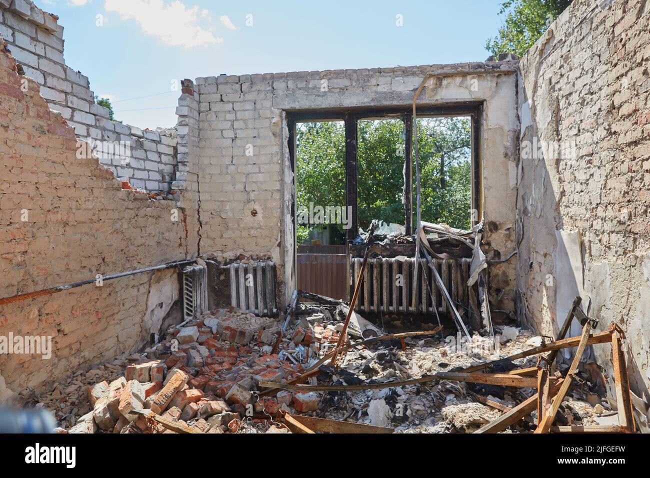 Destruction bombing building exterior damaged hi-res stock photography ...